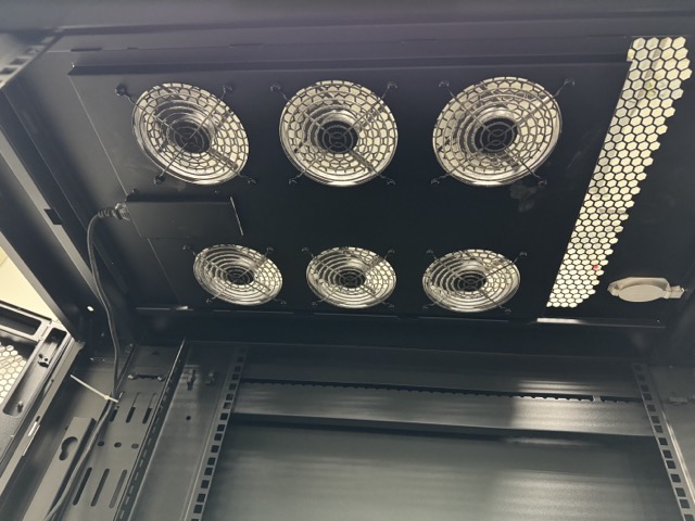 $299 Austin Hughes 42U Server Rack with fans [17/12] - 交易完結 - 電腦領域 ...